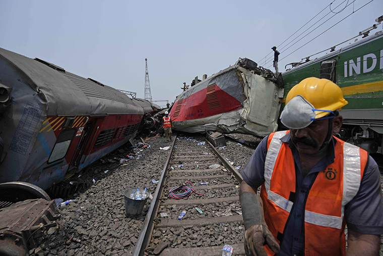 Aftermath of India's deadliest train crash in decades | Honolulu Star ...